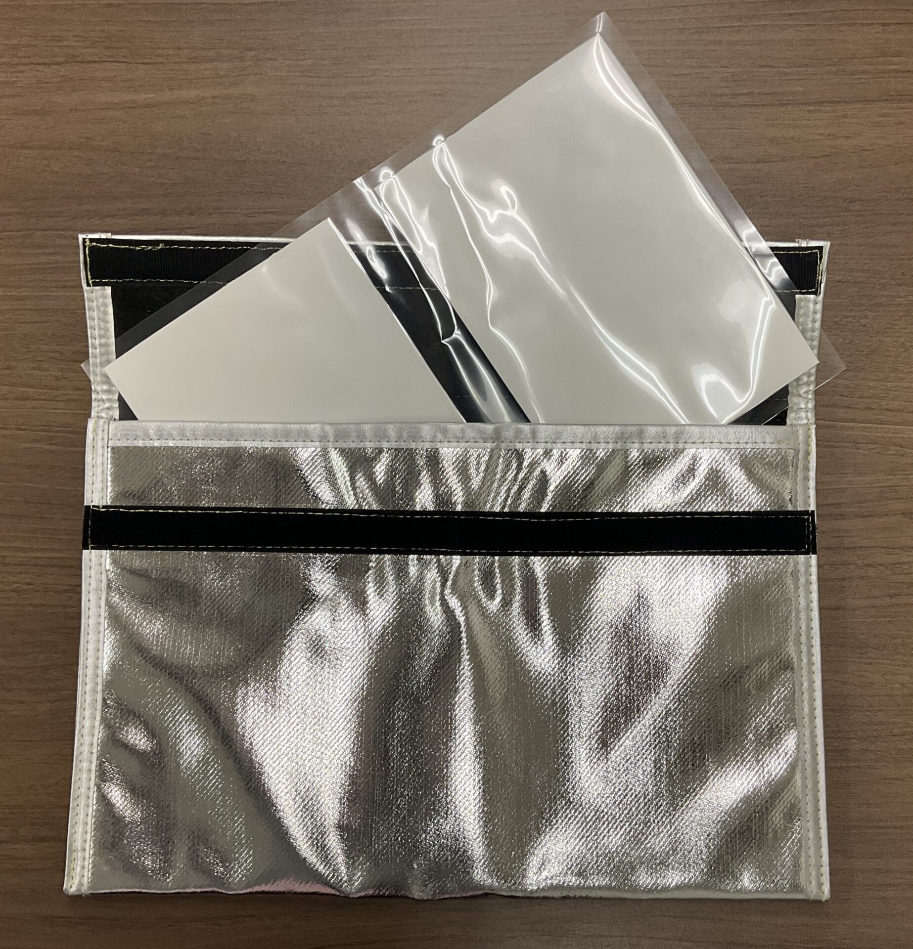 航空機内でのﾘﾁｳﾑｲｵﾝﾊﾞｯﾃﾘｰ事故を防ぎたい【ANA＋菊地シート＋TOPPAN 共同開発】 | 菊地シート工業 公式サイト